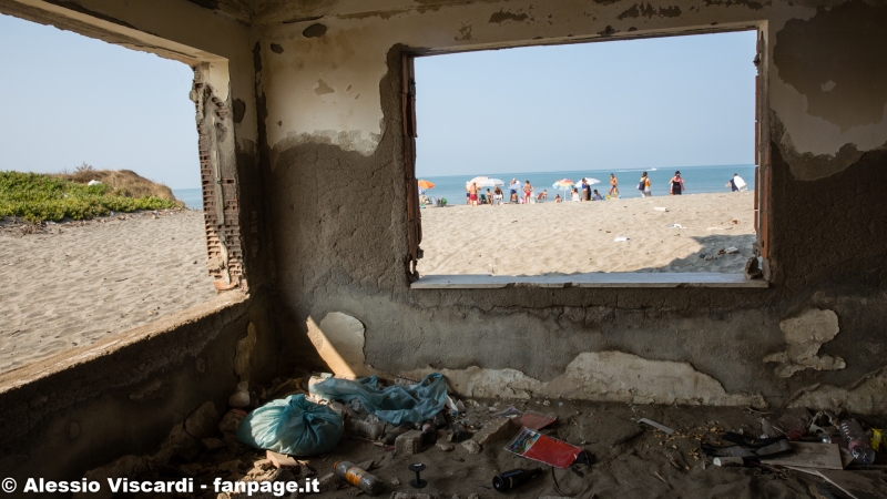 Bagnara, un chilometro di case abusive sommerse dal mare | Fanpage