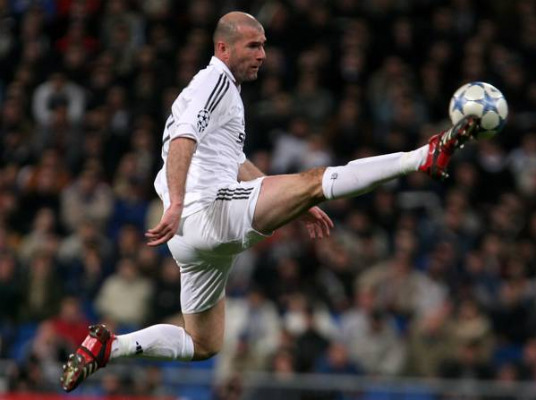 Video, gol spettacolare di Zidane in Real Madrid-Bayer Leverkusen