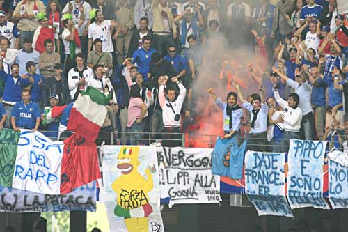 Italia: il gruppo Ultrà Italia difende lo striscione