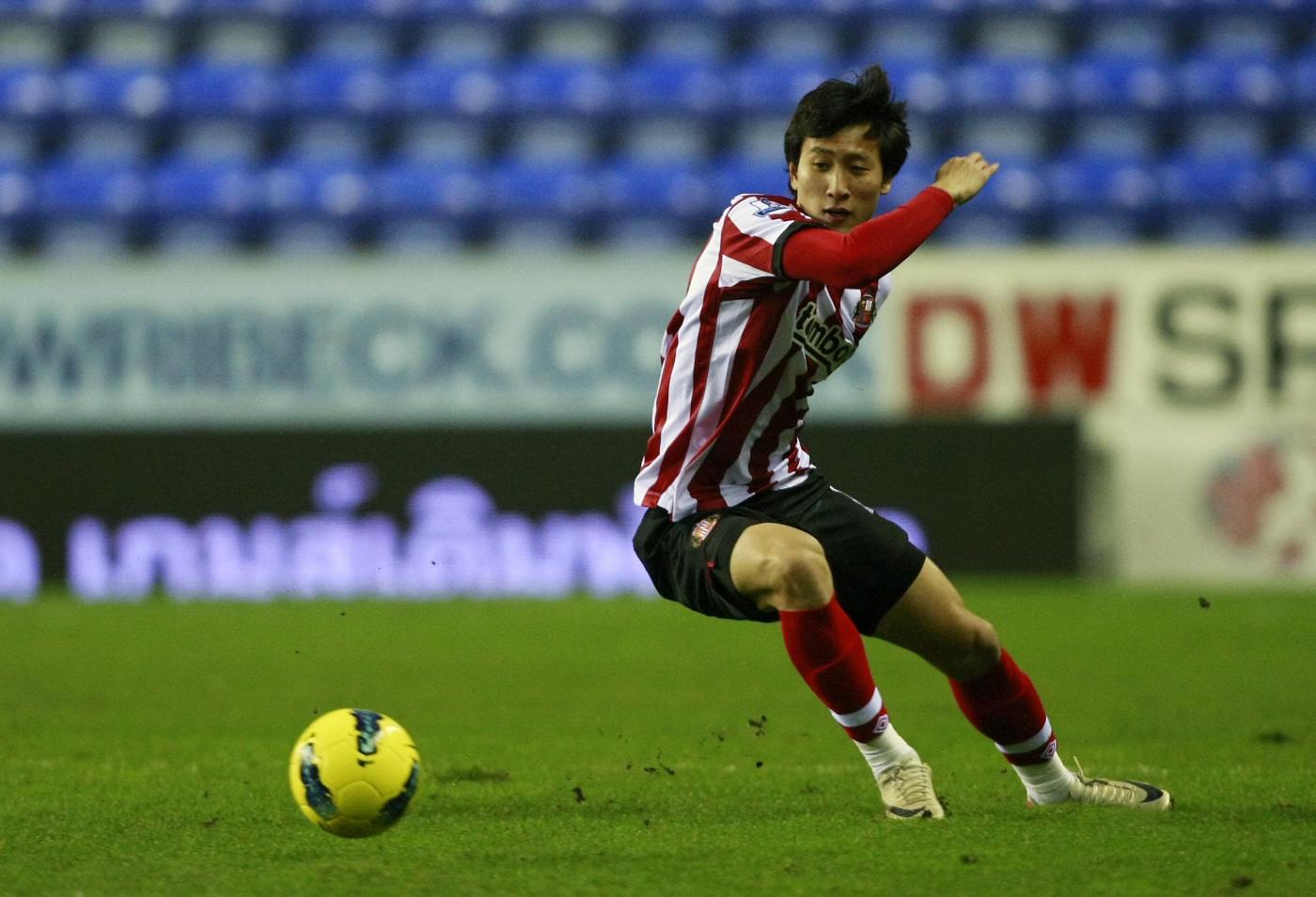 Ji Dong-Won segna e un tifoso lo bacia sulle labbra (VIDEO)