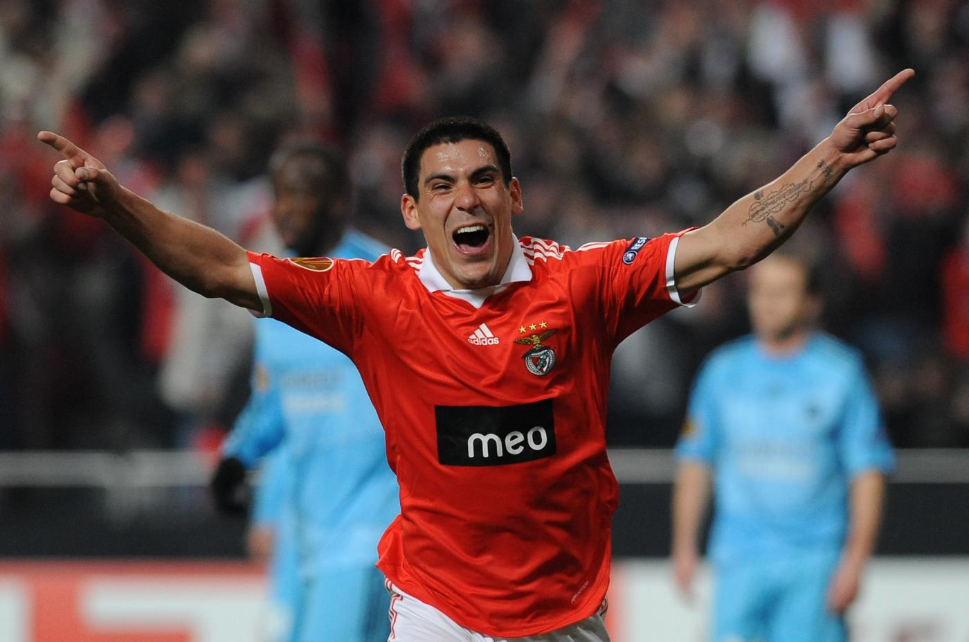 Maxi Pereira usa la schiena del compagno per battere un fallo laterale ...