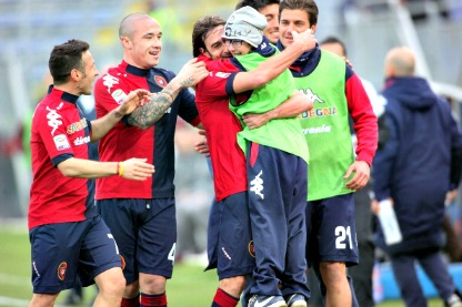 Conti, gol vittoria al 95′. Abbraccia il figlio Bruno in Cagliari ...