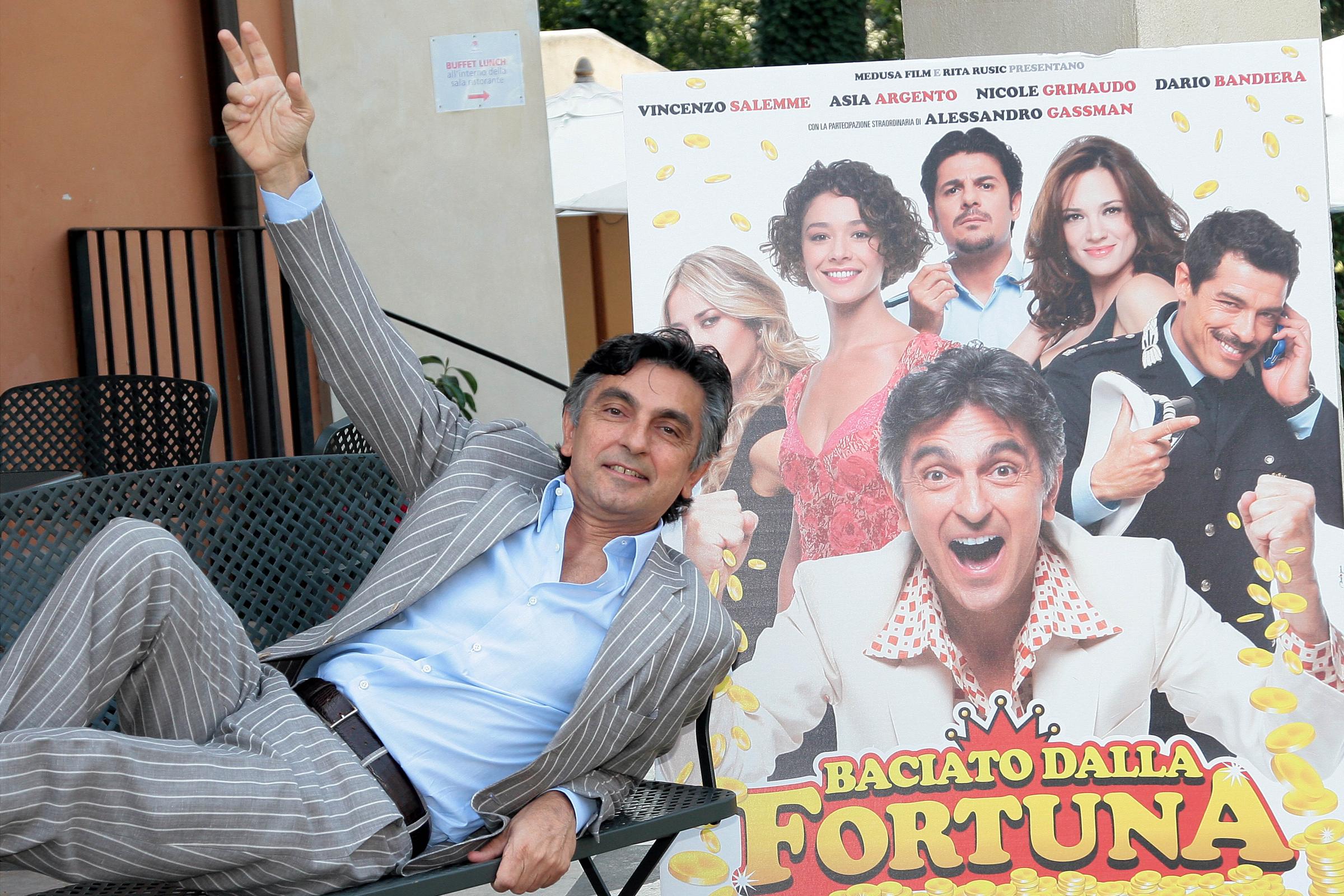 Salemme torna in sala con Baciato dalla fortuna [la recensione]