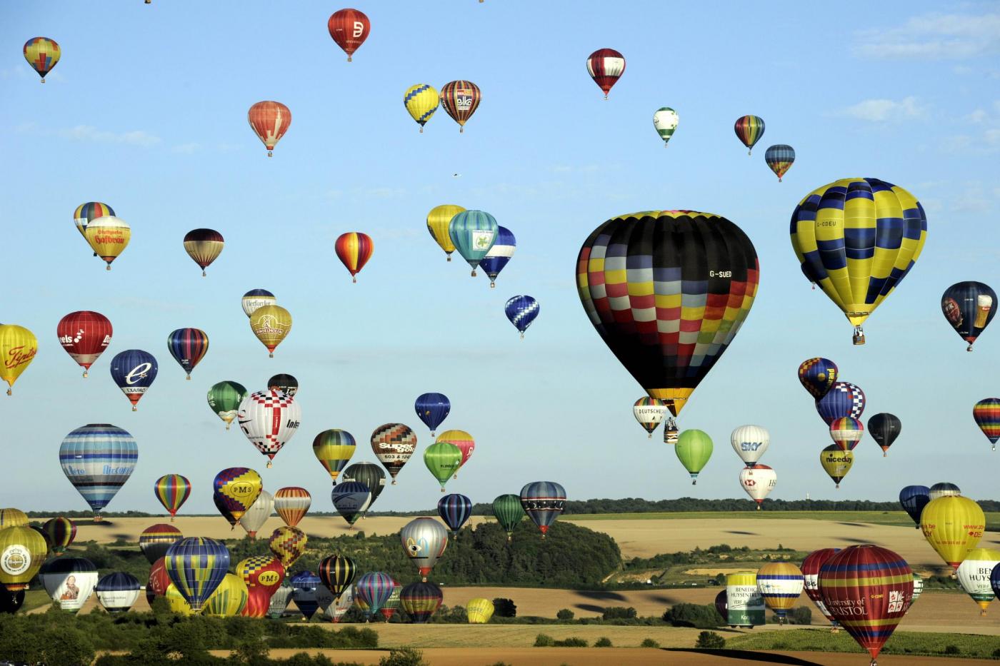 Festival delle mongolfiere: 400 palloni nel cielo della Francia (VIDEO)