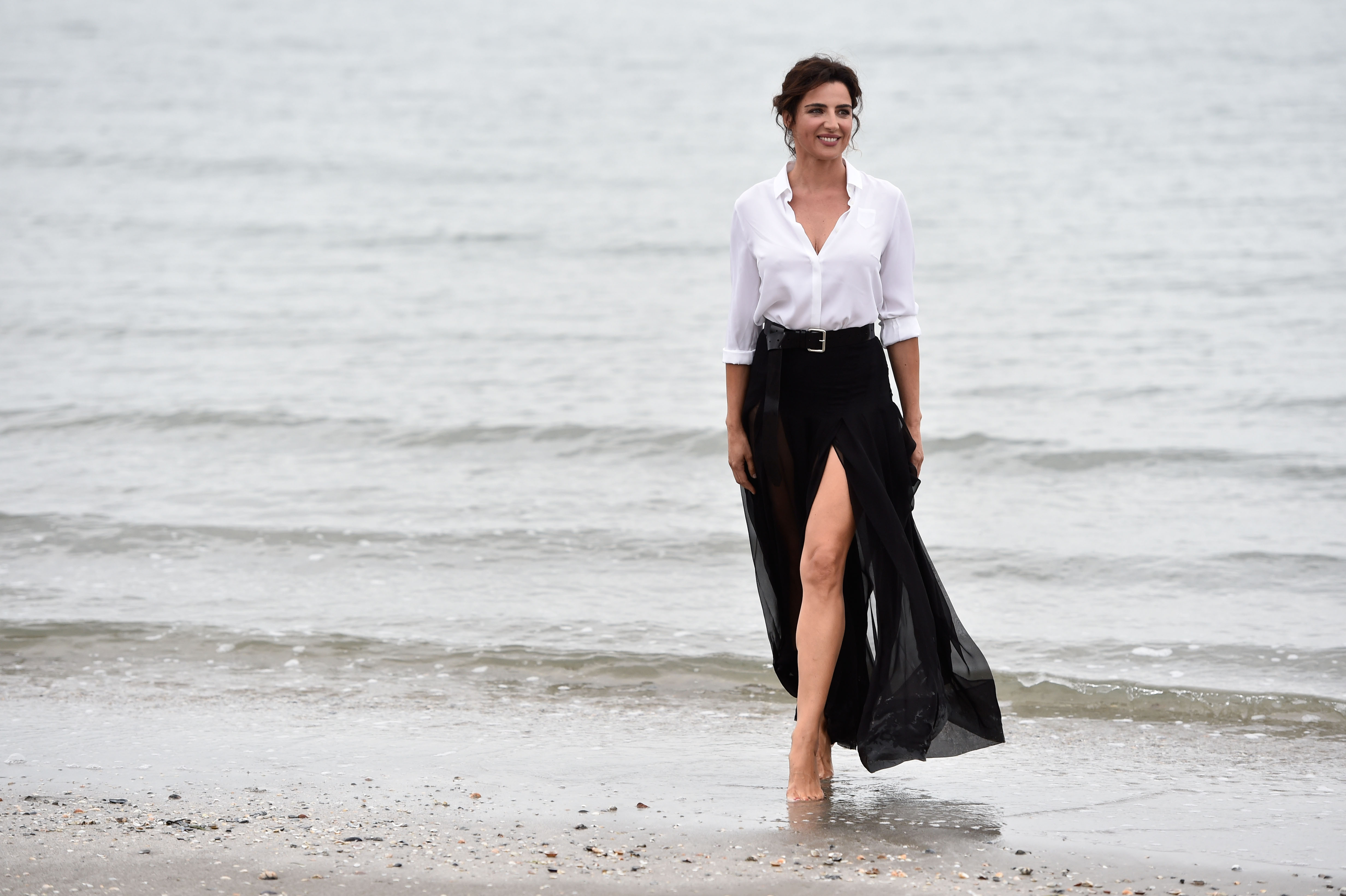 Luisa Ranieri, splendida tra le onde dà il via al Festival di Venezia ...