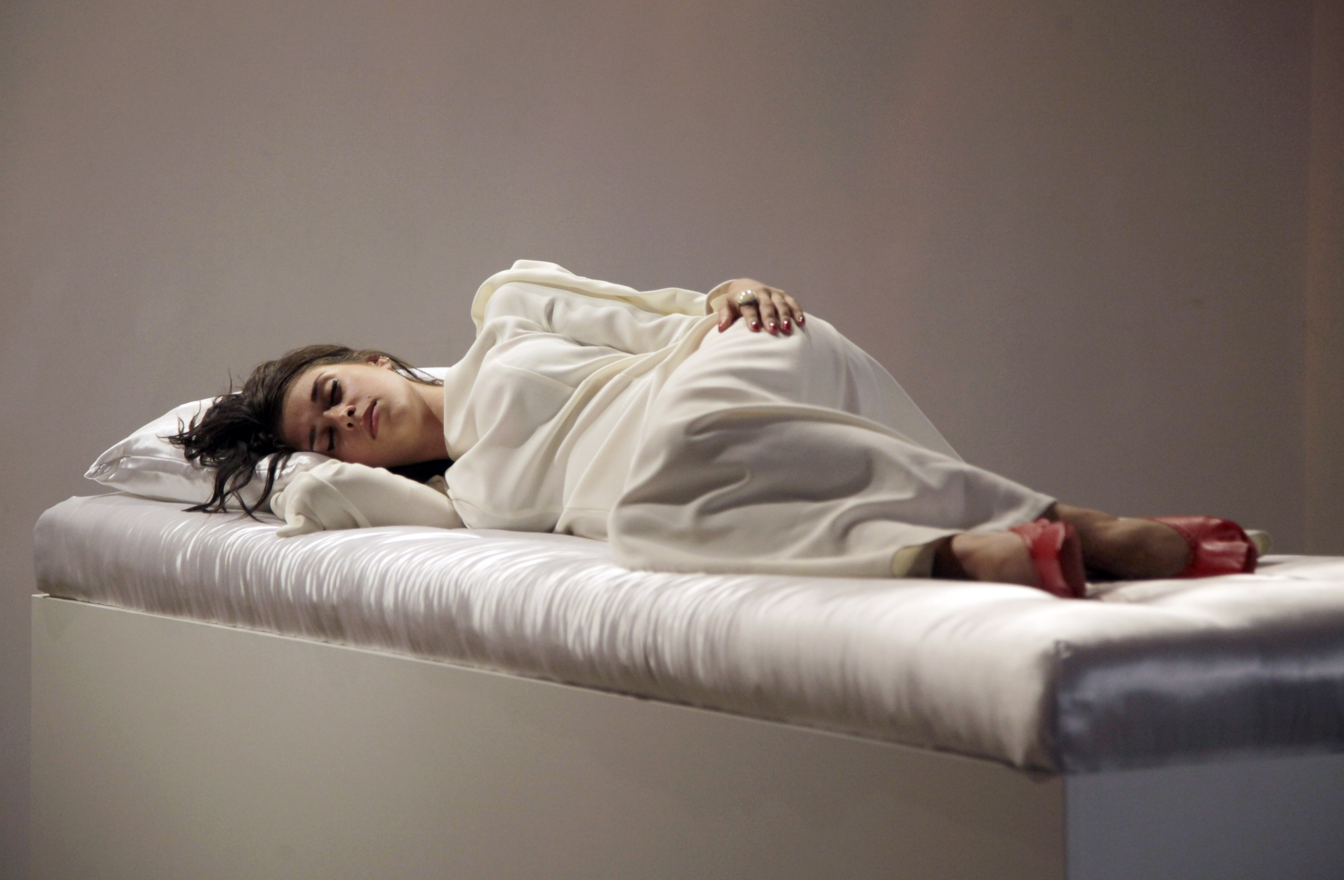 Beth dorme 22 ore al giorno, ha la sindrome della bella addormentata