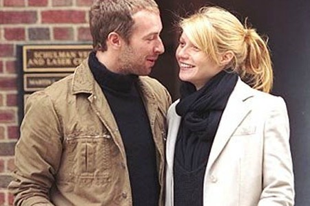 Chris Martin dei Coldplay bacia la moglie ad un concerto