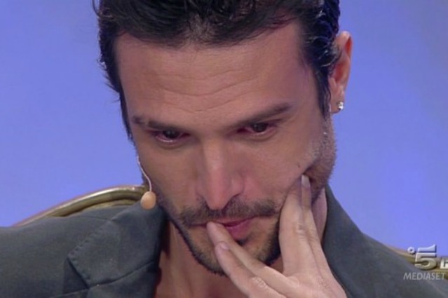 Alessandro Pess scoppia in lacrime a Uomini e Donne