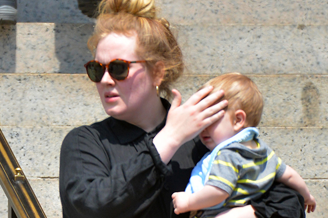 Adele mamma premurosa, i primi scatti con Angelo