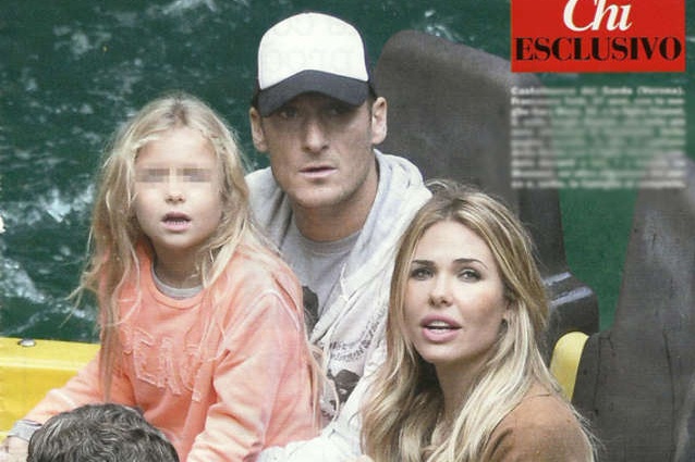 Totti e Ilary in vacanza dopo l'infortunio, insieme ai figli sono da ...