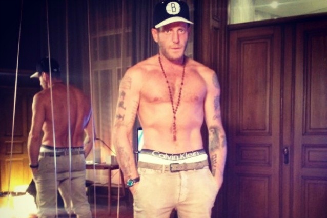 Lapo Elkann a torso nudo su Instagram cede alla tentazione del Selfie