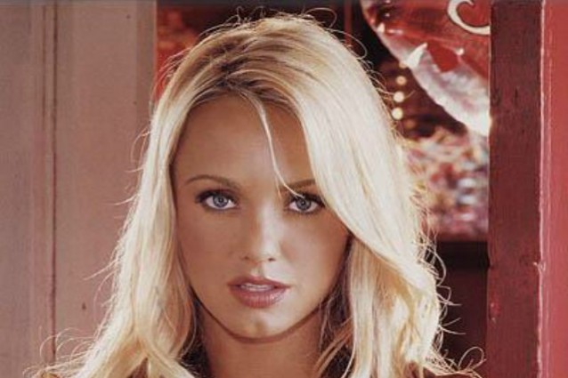 La Playmate Cassandra Lynn trovata morta in vasca, sospetta overdose