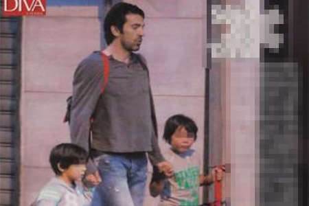 Gigi Buffon papà single a spasso con i suoi due figli (FOTO)