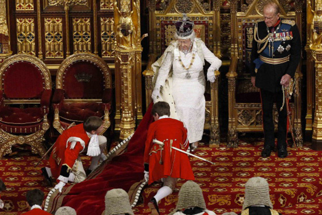 Paggetto sviene davanti a tutti, ma la Regina prosegue il suo discorso