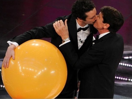Il bacio tra Luca e Morandi a Sanremo 2011 | Gossip Fanpage