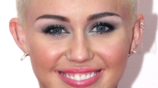 Miley Cyrus e la sua acne | Gossip Fanpage