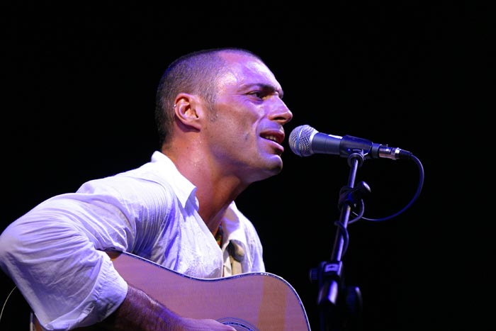 Alex Britti: per il suo ritorno sceglie i teatri