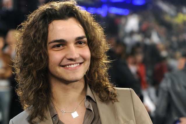 Valerio Scanu così diverso, somiglia a Lady Oscar o Jimmy Page?