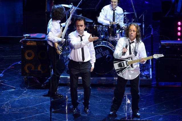 Elio e Le Storie Tese cantano La canzone mononota (VIDEO)
