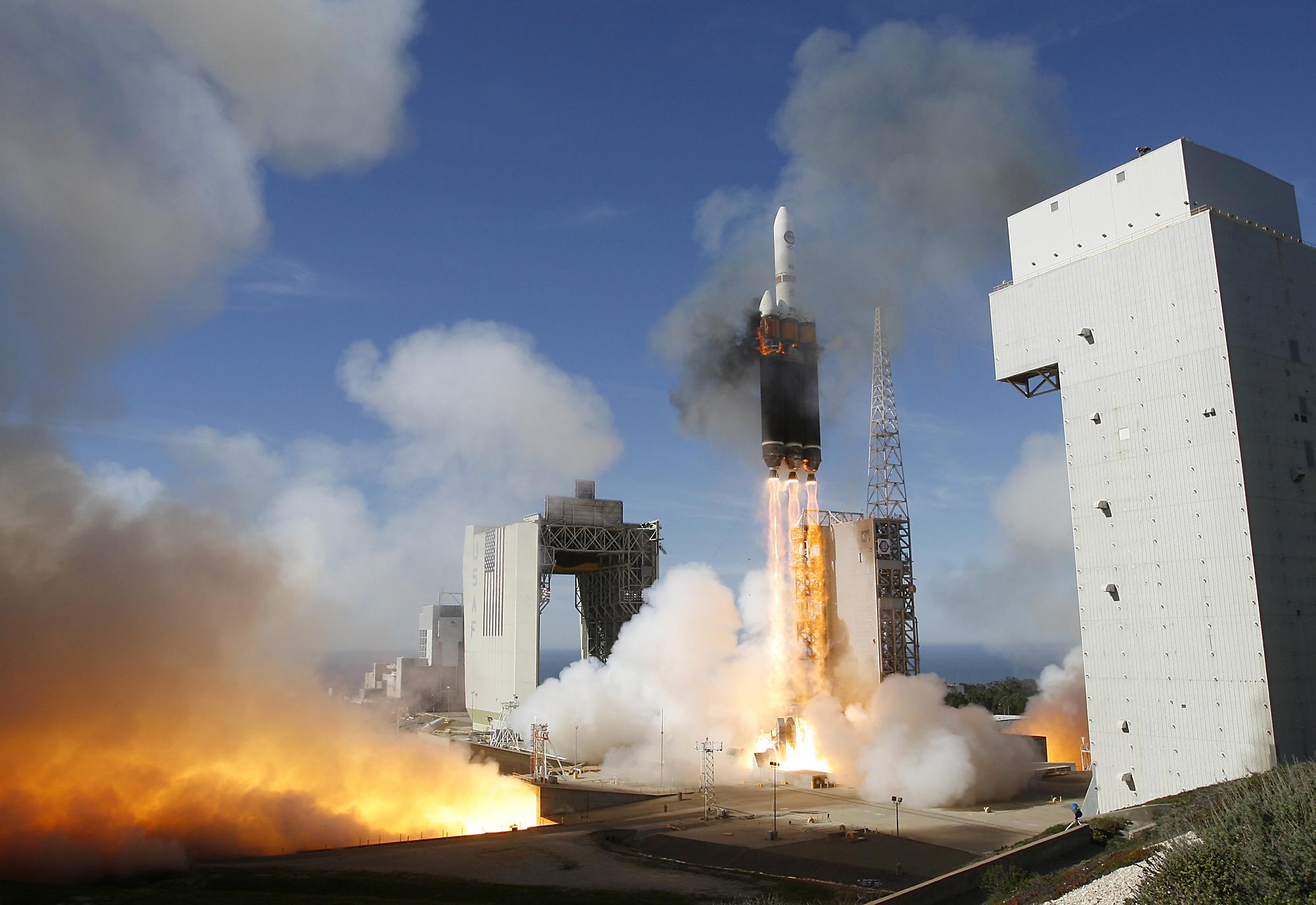 Come distruggere un asteroide a suon di bombe atomiche