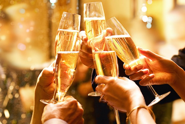 Champagne, secondo gli studiosi è meglio servirlo in un normale ...