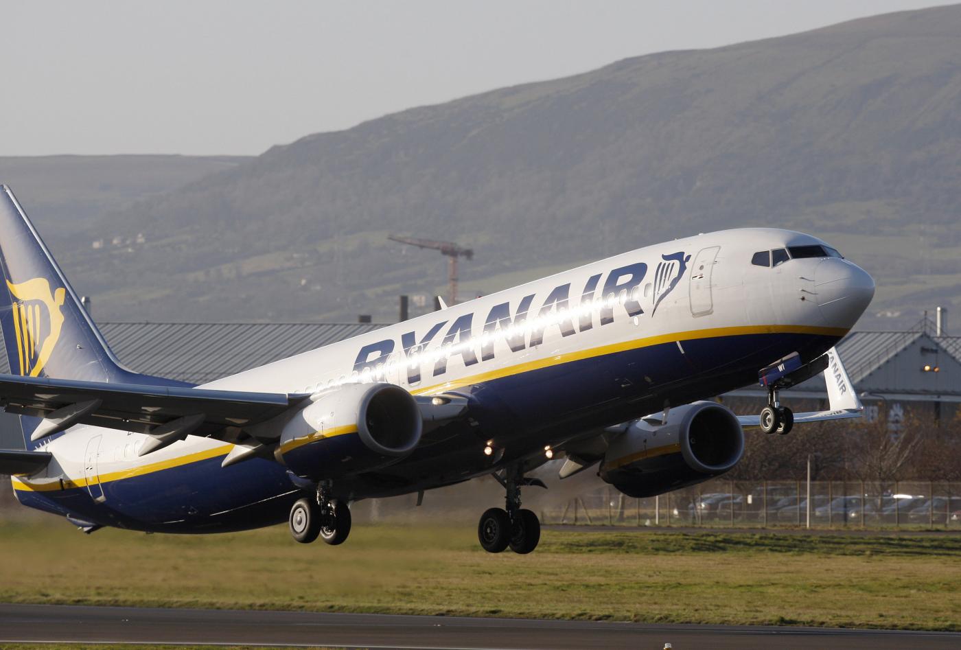 Nastro adesivo per sigillare finestrino di un aereo. Ryanair esagera ...