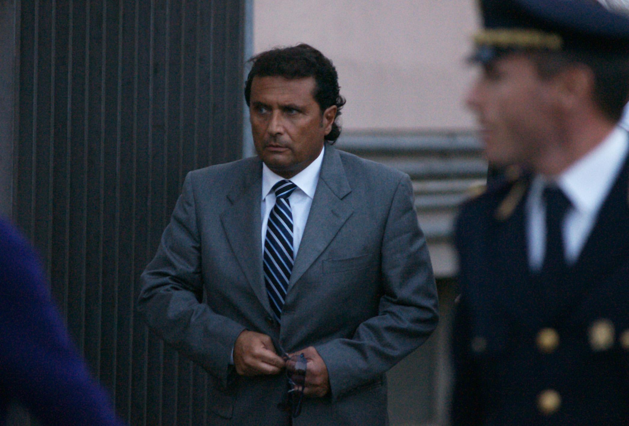 Schettino non abbandonò la nave, fu costretto a sbarcare per motivi ...