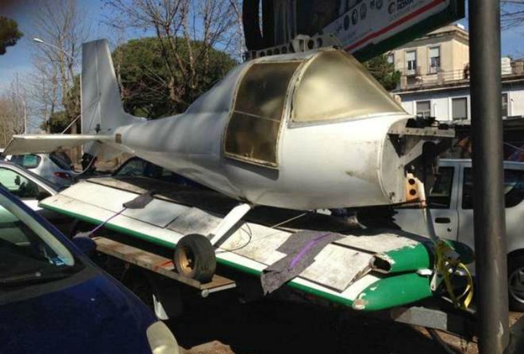 Roma: aereo parcheggiato a Via Ramazzini accanto al San Camillo (FOTO)