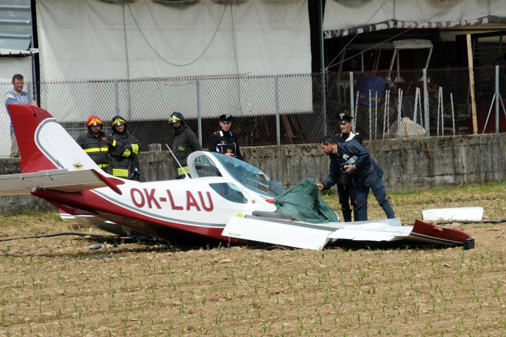 Monza: precipita aereo ultraleggero, due morti (VIDEO) Monza: precipita aereo ultraleggero, due morti (VIDEO)