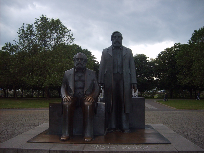 Le statue di Marx ed Engels rimosse per la linea 5 della metropolitana ...