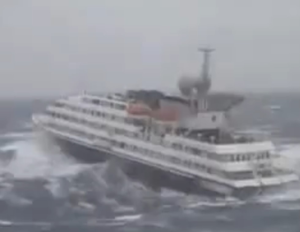 Video della nave da crociera Clelia 2 vittima della tempesta
