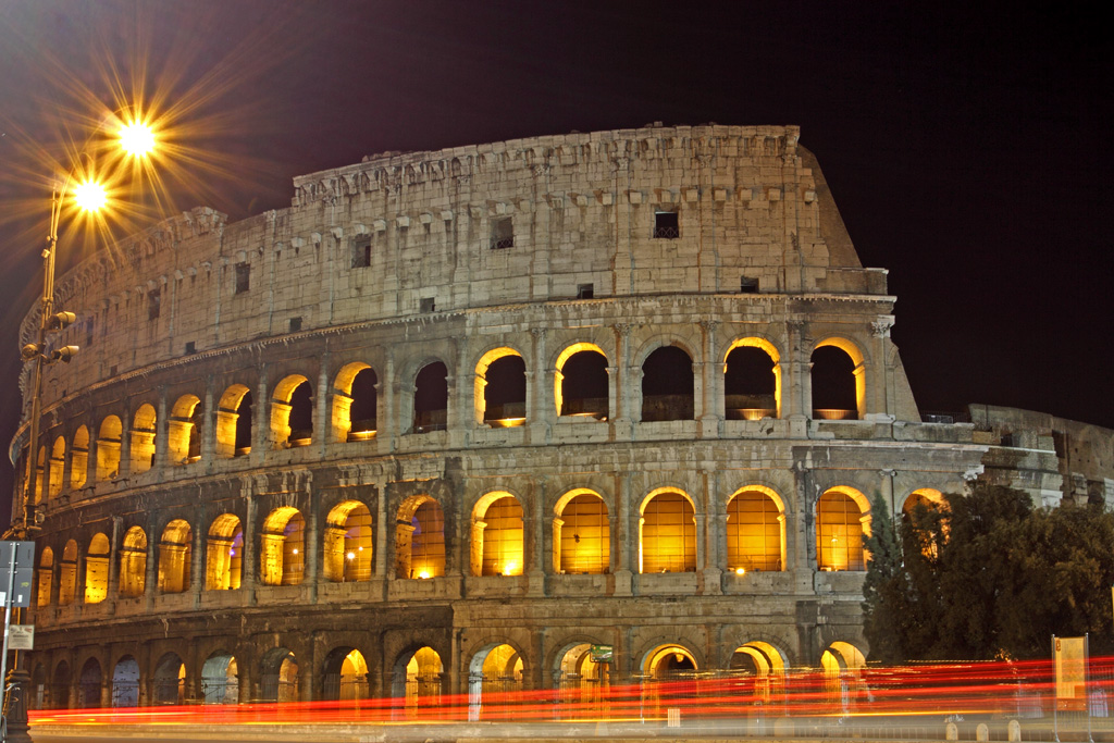 Visitare il Colosseo di notte: le luci sotto le stelle di un monumento ...
