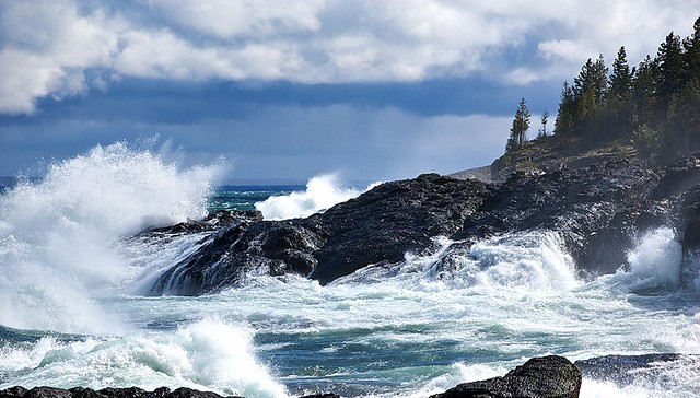 La maestosità del mare in tempesta