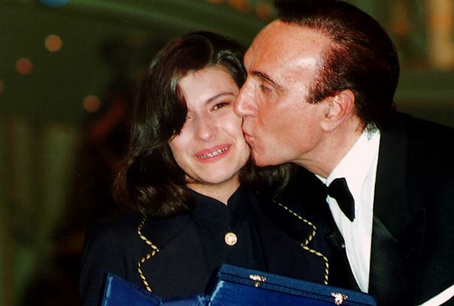 Laura Pausini chiama Baudo nel suo show in tv: Non posso farlo senza te