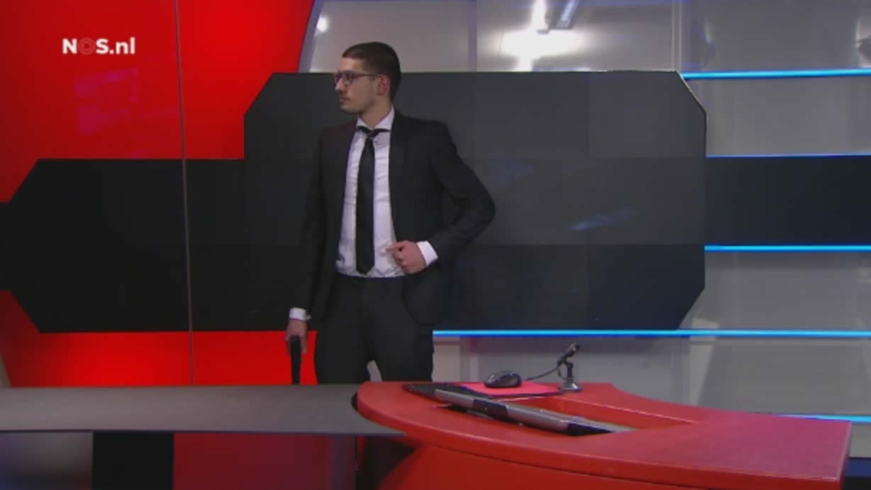 Olanda, uomo armato irrompe in studi tv: trasmissioni sospese, poi l ... Olanda, uomo armato irrompe in studi tv: trasmissioni sospese, poi l ...