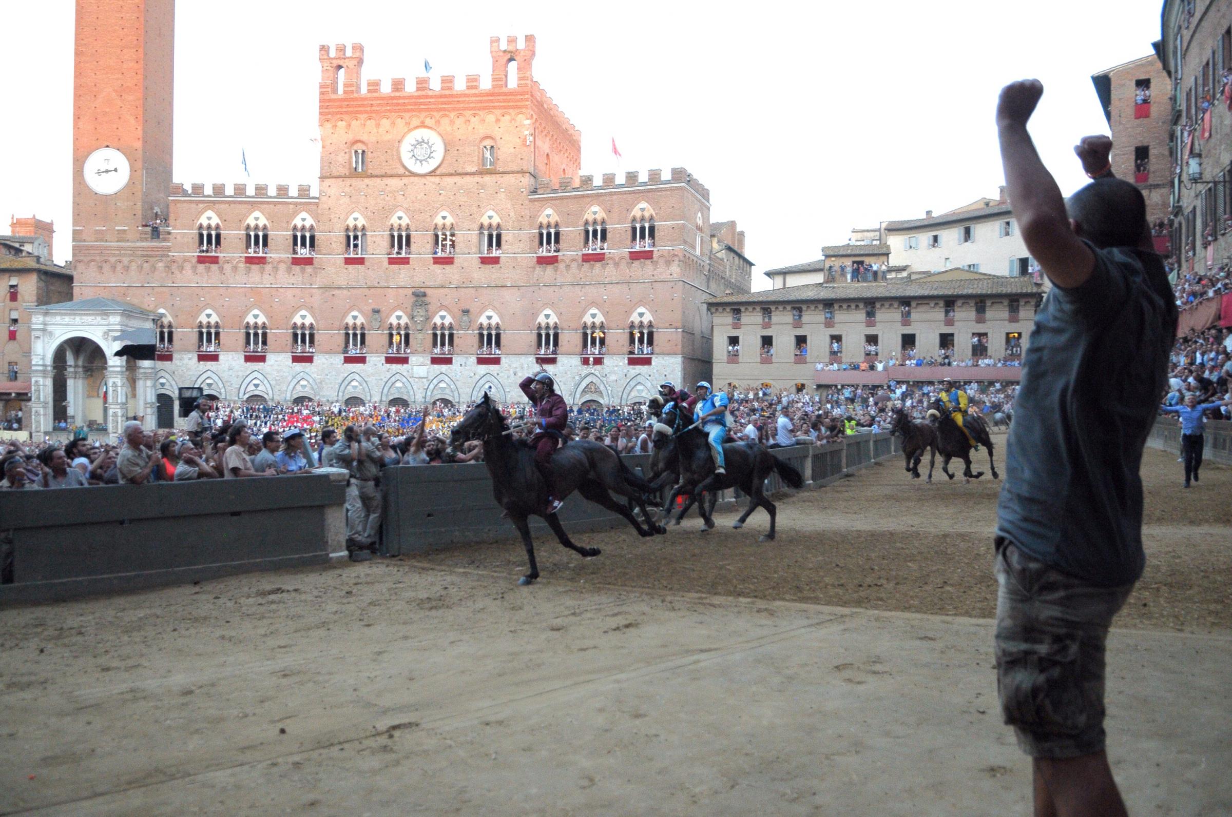 Palio di Siena: dopo 10 anni vince la contrada della Torre