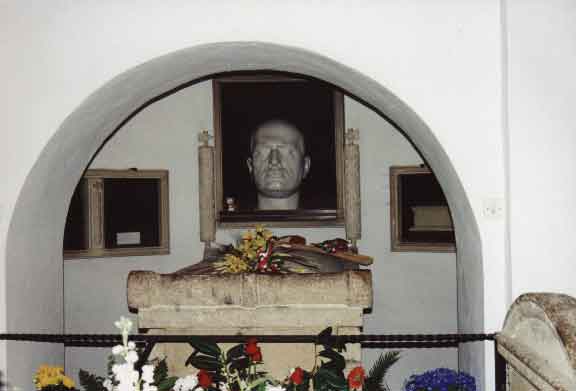 Riapre la cripta di Mussolini a Predappio, sindaco: Sempre aperta ...
