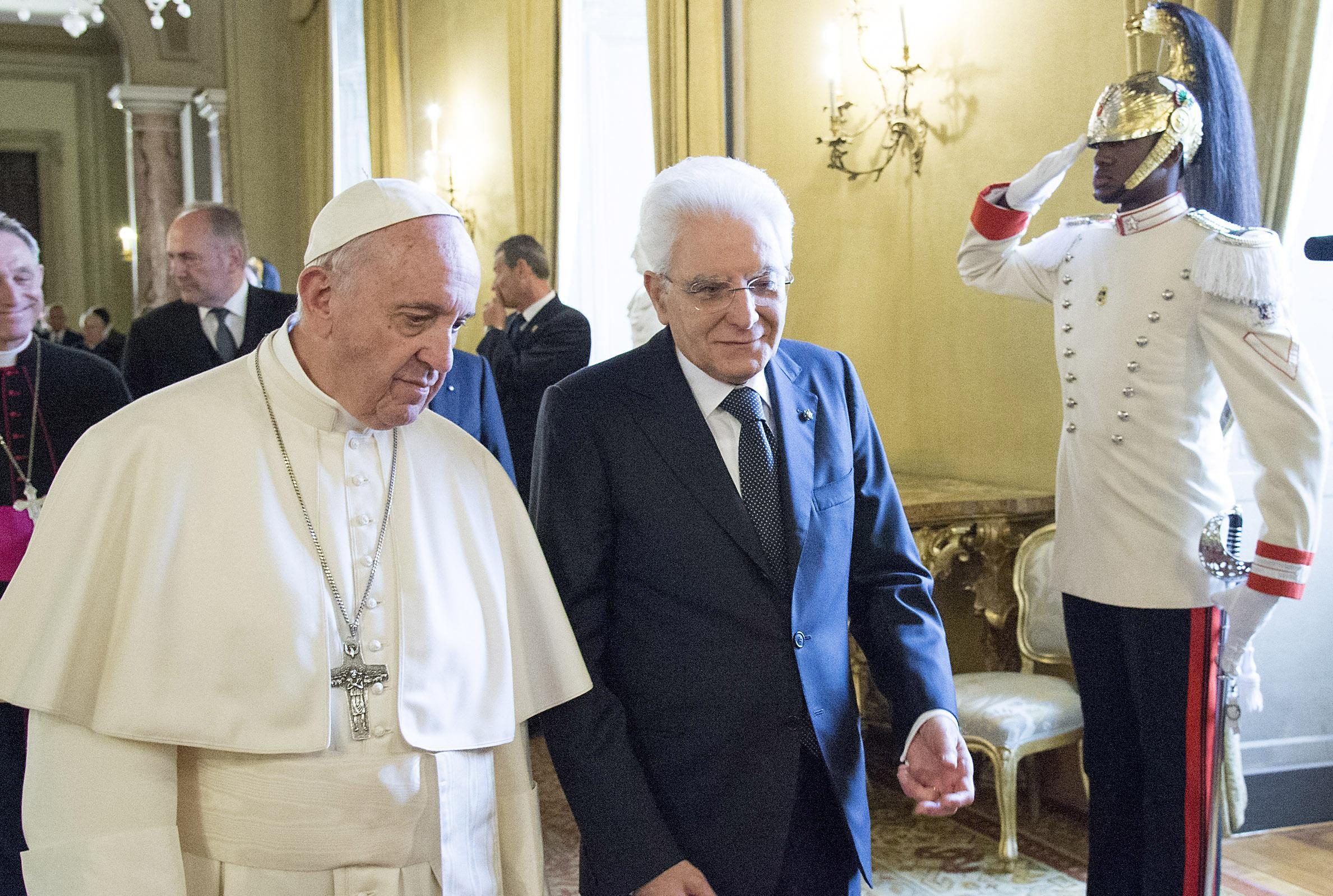 Papa Francesco al Quirinale: accolto dal primo corazziere nero della ...