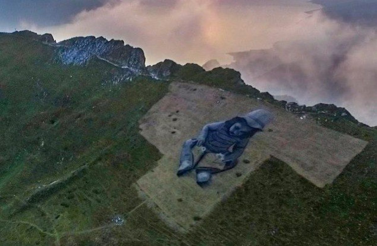 Saype, l'artista che trasforma i prati e le montagne in opere d'arte