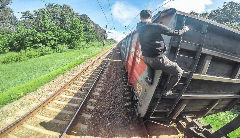 Fanno train surfing aggrappandosi alle carrozze del treno: due 20enni ...