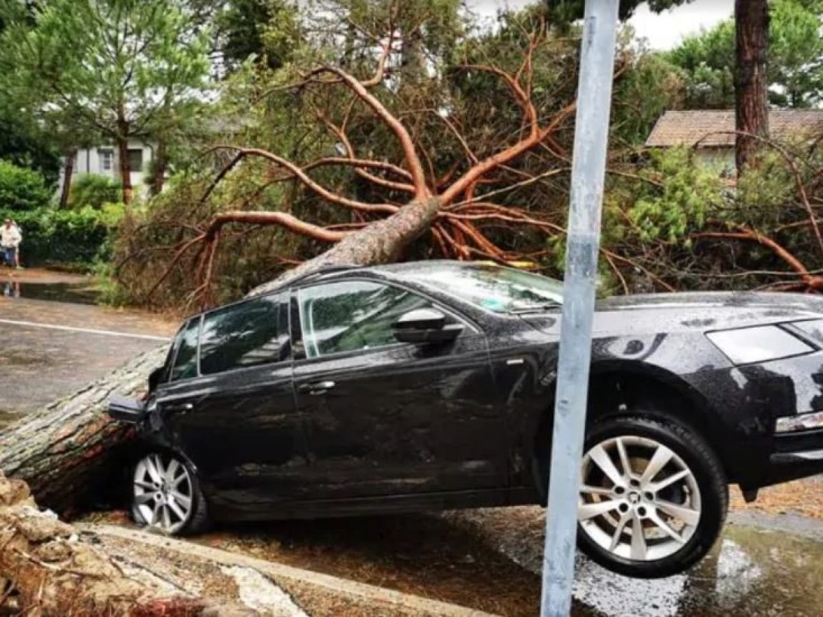 Maltempo: tromba d'aria a Milano Marittima e Cervia, un ferito e danni alle spiagge
