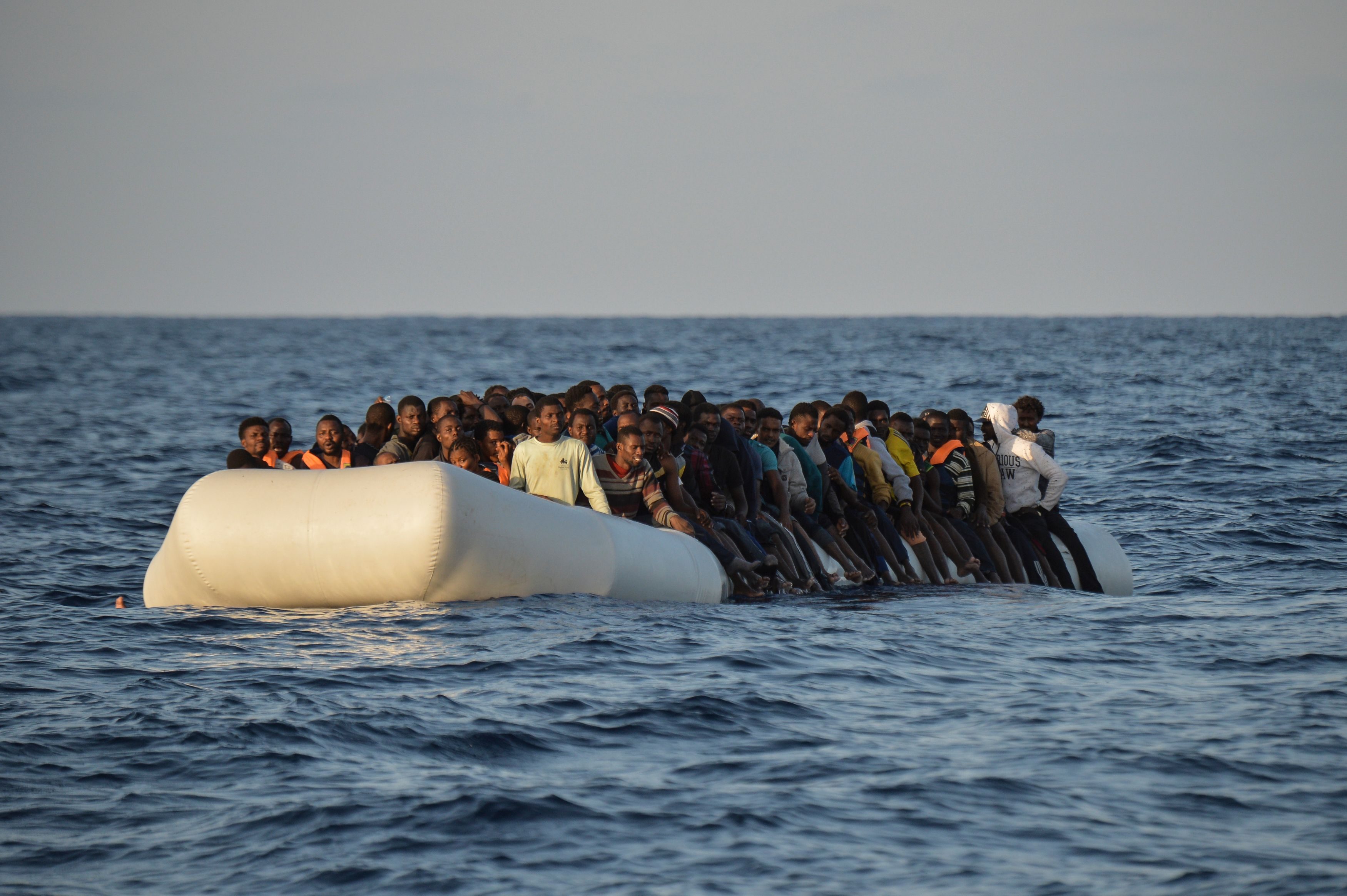 Migranti, barcone con 100 persone rischia naufragio: Non lasciateli ... Migranti, barcone con 100 persone rischia naufragio: Non lasciateli ...
