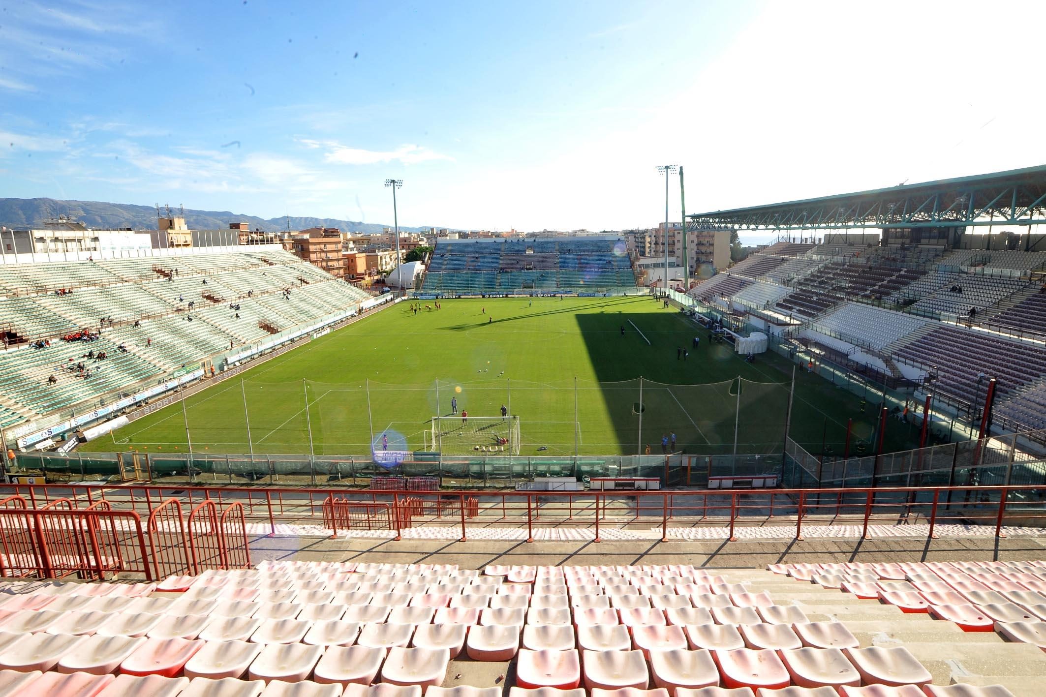 Entra di notte nello stadio della Reggina e si impicca a una traversa