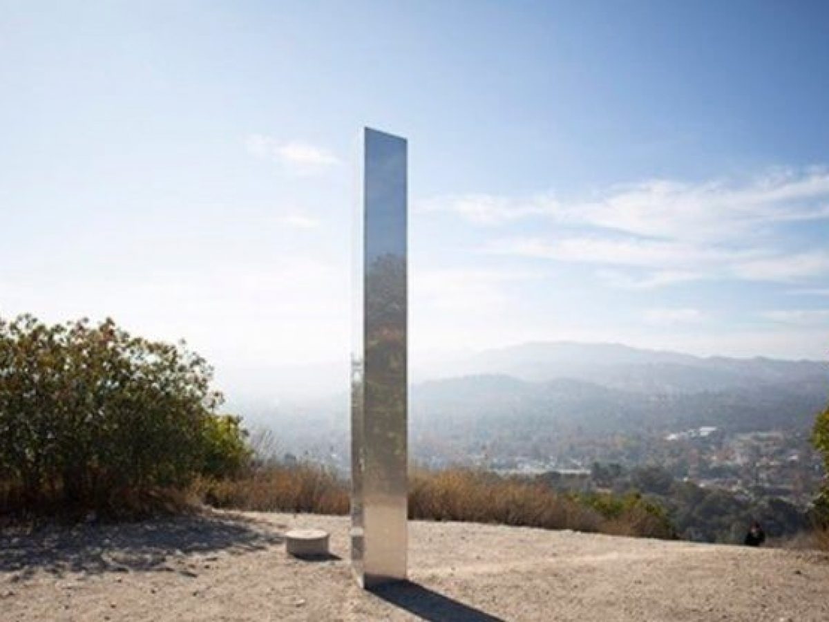 Un nuovo misterioso monolite argentato è apparso su una montagna della ...