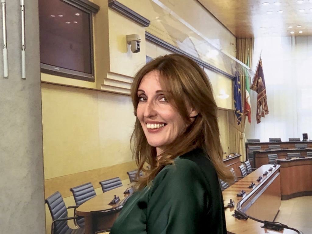 Veneto, l'assessore regionale Elena Donazzan (Fdi) canta 'Faccetta nera ...