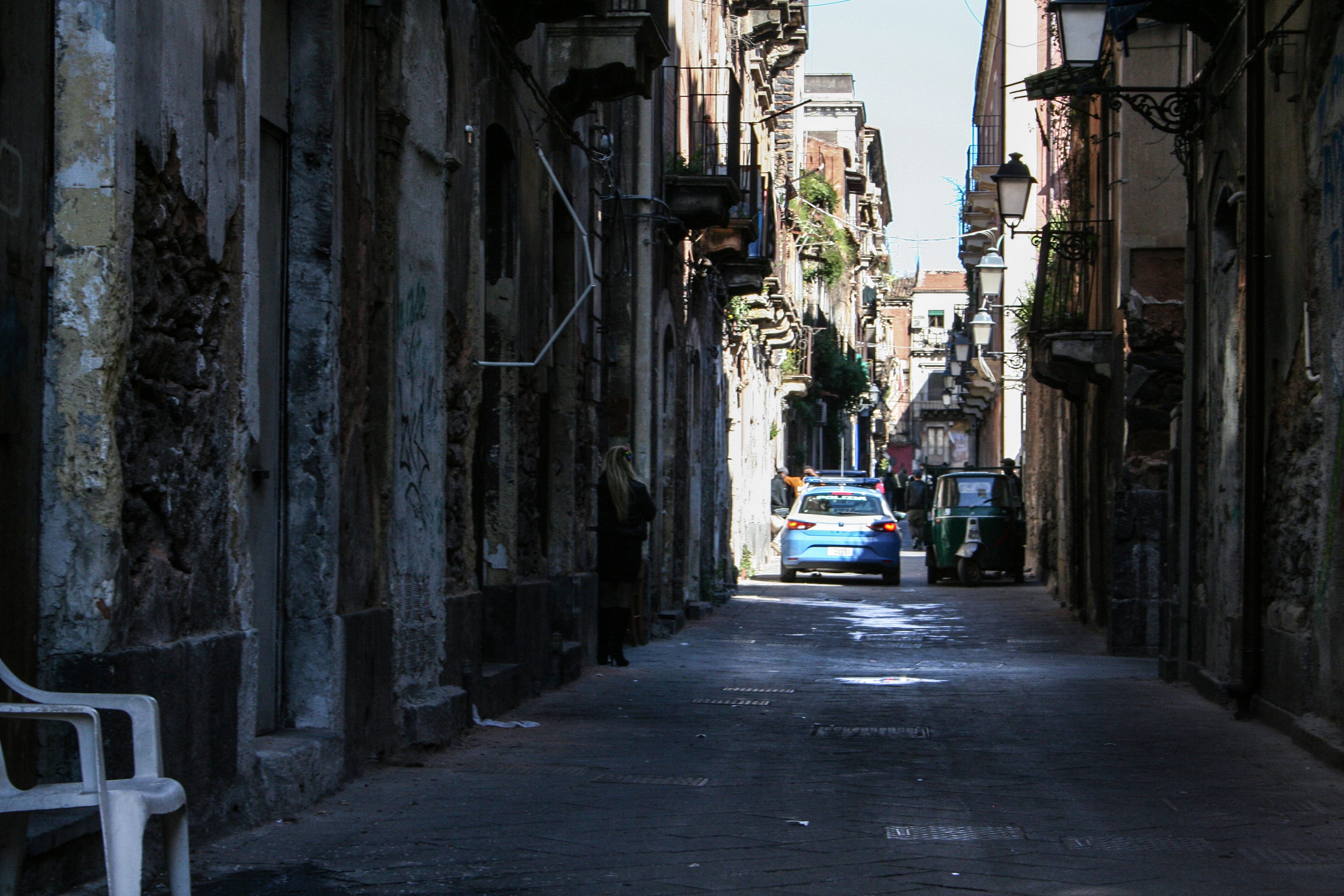 Catania, prostituzione e caos nel quartiere San Berillo: Una trans ...