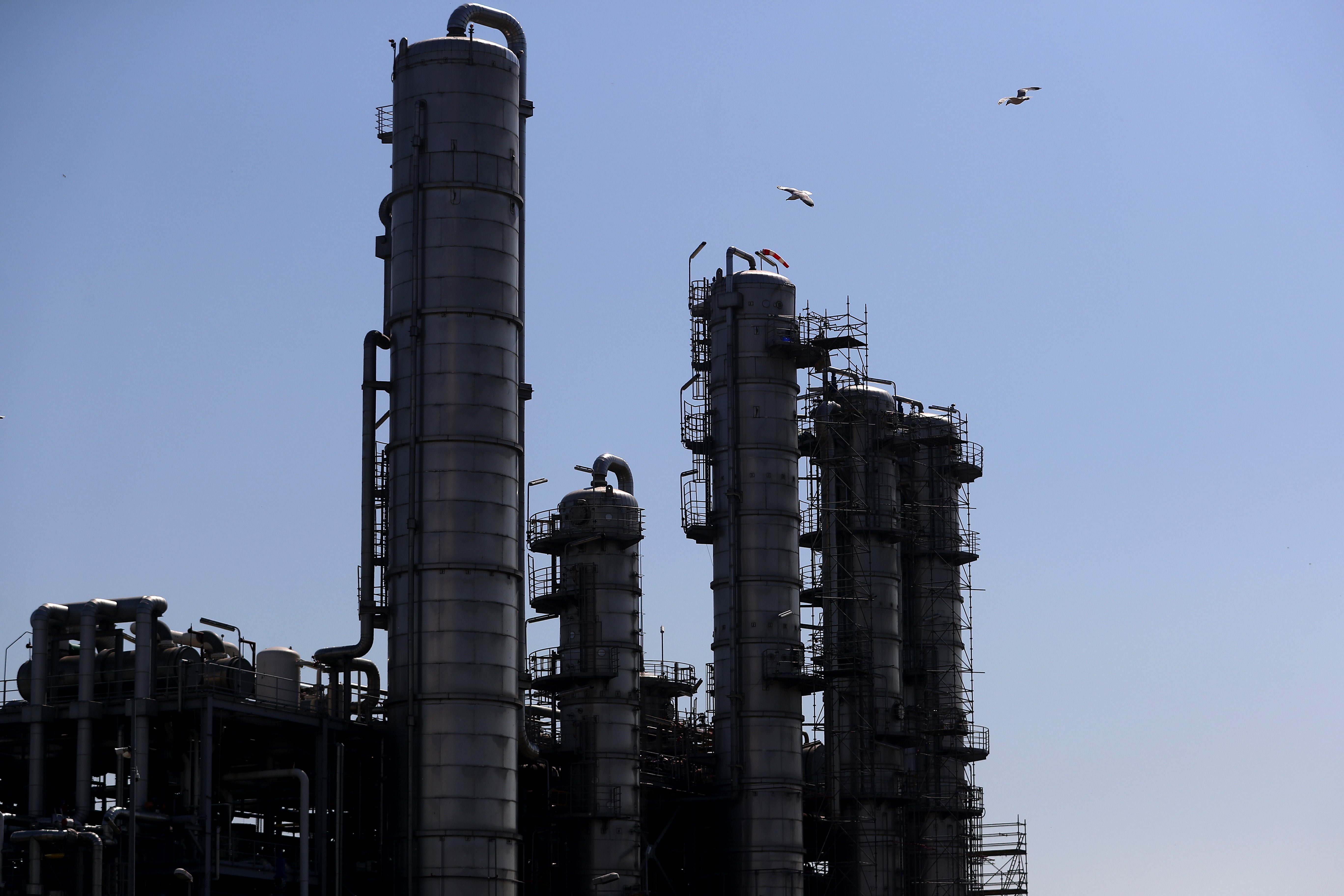 Incidente sul lavoro alla raffineria di Busalla, operaio travolto da ...