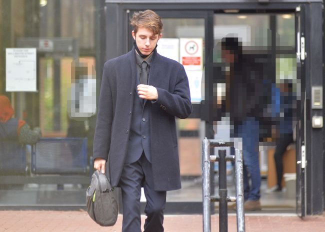 La storia di Ben John, il neonazista condannato a leggere Austen e Dickens