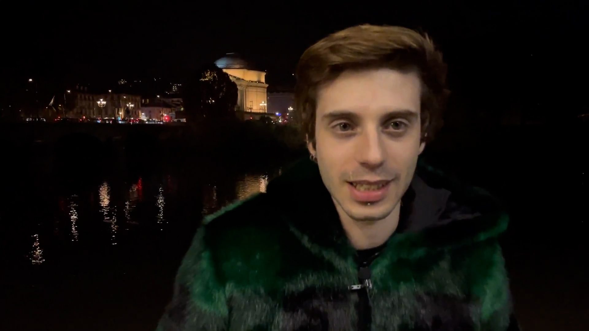 Torino, insultato perché gay: Frocio, levati. E lui gli spruzza lo ...