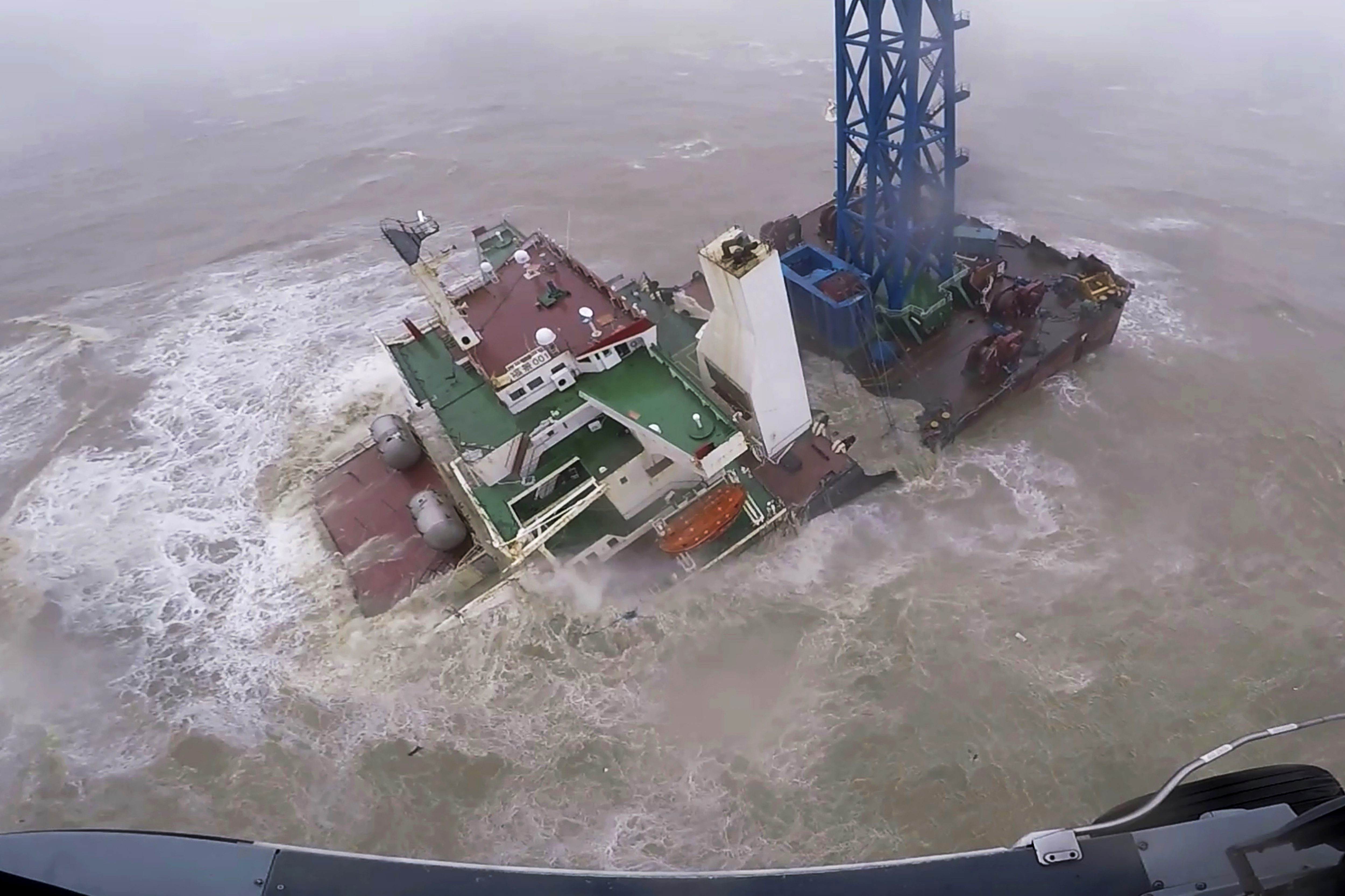 Tempesta tropicale affonda nave a Hong Kong, solo tre sopravvissuti